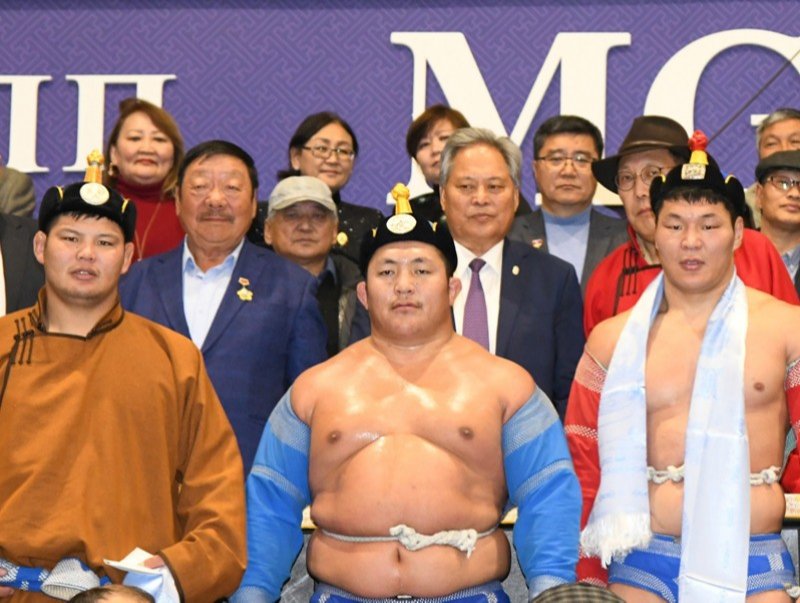 Автозамчдын баярт зориулсан бөхийн барилдаанд улсын заан Б Бат Өлзий түрүүлэв